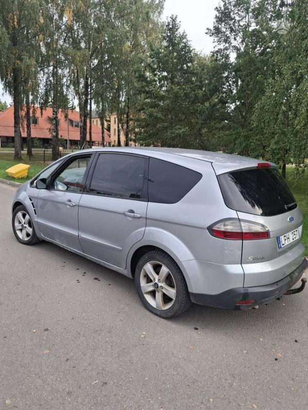 Grey Ford S-Max 2007 in Panevezys, with an engine capacity of 2.00 L and mileage of 297 thousand km for 1100 €, photo 3 on AUTOMOTO.COM.LV