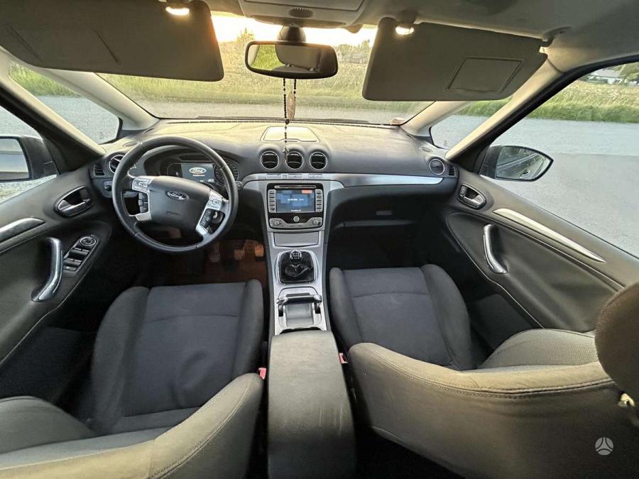 Grey Ford S-Max 2008 in Mazeikiai, with an engine capacity of 1.75 L and mileage of 312 thousand km for 2400 €, photo 9 on AUTOMOTO.COM.LV