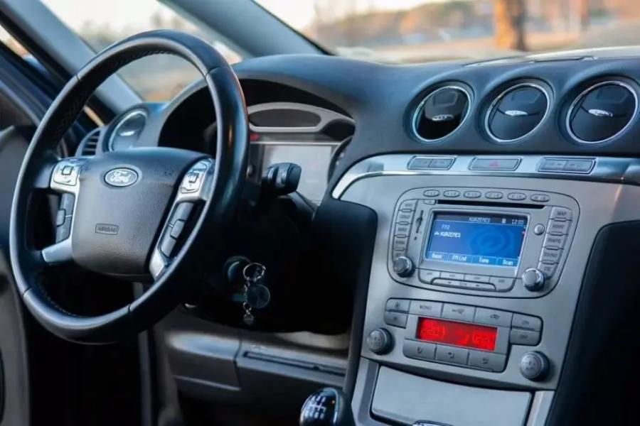 Pelēks Ford S-Max 2009 Grobiņa, ar dzinēja tilpumu 2.20 L un nobraukumu 265 tūkst. km par 4990 €, foto 14 vietnē AUTOMOTO.COM.LV