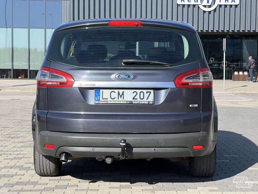 Grey Ford S-Max 2010 in Siauliai, with an engine capacity of 2.00 L and mileage of 260 thousand km for 4700 €, photo 7 on AUTOMOTO.COM.LV