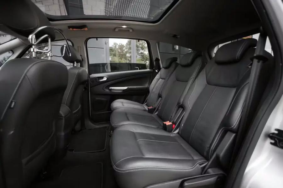 Grey Ford S-Max 2011 in Jelgava, with an engine capacity of 2.20 L and mileage of 0 thousand km for 6250 €, photo 14 on AUTOMOTO.COM.LV