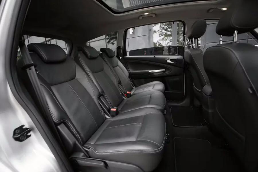 Grey Ford S-Max 2011 in Jelgava, with an engine capacity of 2.20 L and mileage of 0 thousand km for 6250 €, photo 17 on AUTOMOTO.COM.LV