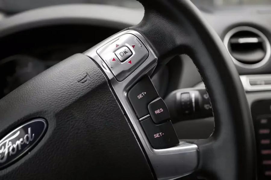 Grey Ford S-Max 2011 in Jelgava, with an engine capacity of 2.20 L and mileage of 0 thousand km for 6250 €, photo 31 on AUTOMOTO.COM.LV