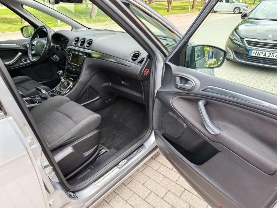 Grey Ford S-Max 2013 in Taurage, with an engine capacity of 2.00 L and mileage of 270 thousand km for 4750 €, photo 9 on AUTOMOTO.COM.LV