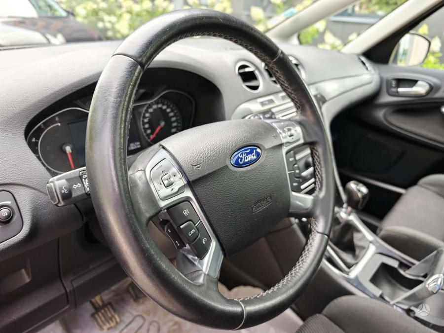 Grey Ford S-Max 2013 in Taurage, with an engine capacity of 2.00 L and mileage of 270 thousand km for 4750 €, photo 15 on AUTOMOTO.COM.LV