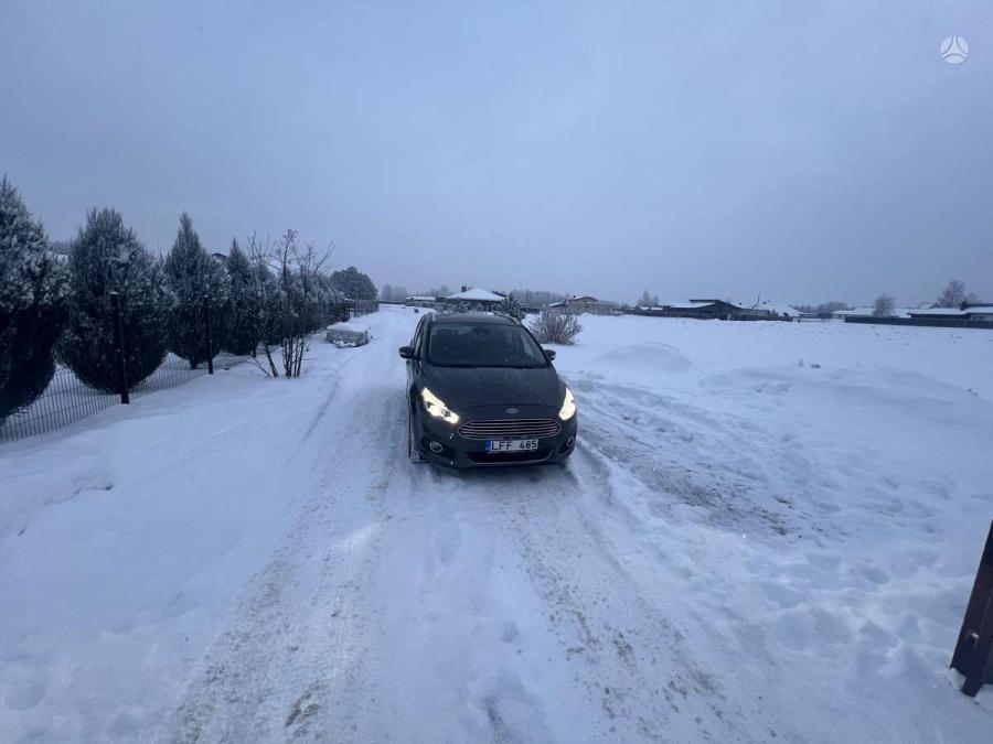 Grey Ford S-Max 2016 in Sirvintos, with an engine capacity of 2.00 L and mileage of 294 thousand km for 8000 €, photo 2 on AUTOMOTO.COM.LV