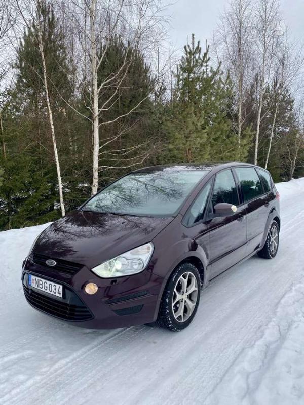 Red Ford S-Max 2011 in Kelme, with an engine capacity of 2.00 L and mileage of 301 thousand km for 3550 €, photo 1 on AUTOMOTO.COM.LV