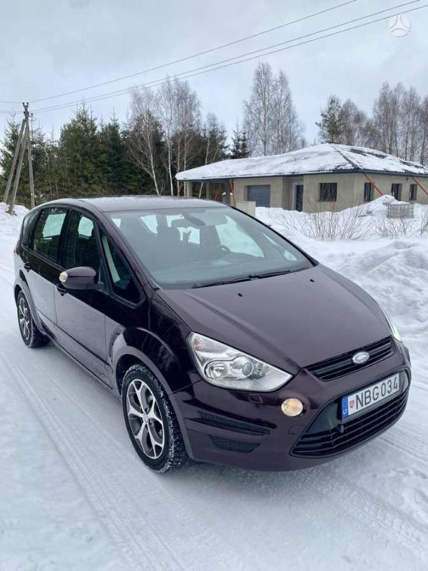 Red Ford S-Max 2011 in Kelme, with an engine capacity of 2.00 L and mileage of 301 thousand km for 3550 €, photo 2 on AUTOMOTO.COM.LV