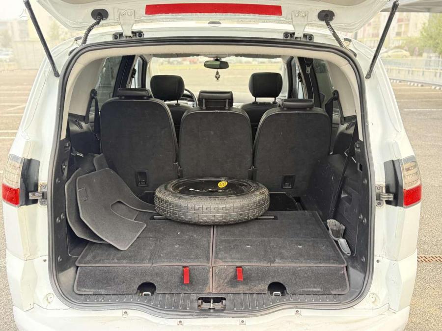 White Ford S-Max 2008 in Vilnius, with an engine capacity of 2.00 L and mileage of 330 thousand km for 2900 €, photo 6 on AUTOMOTO.COM.LV