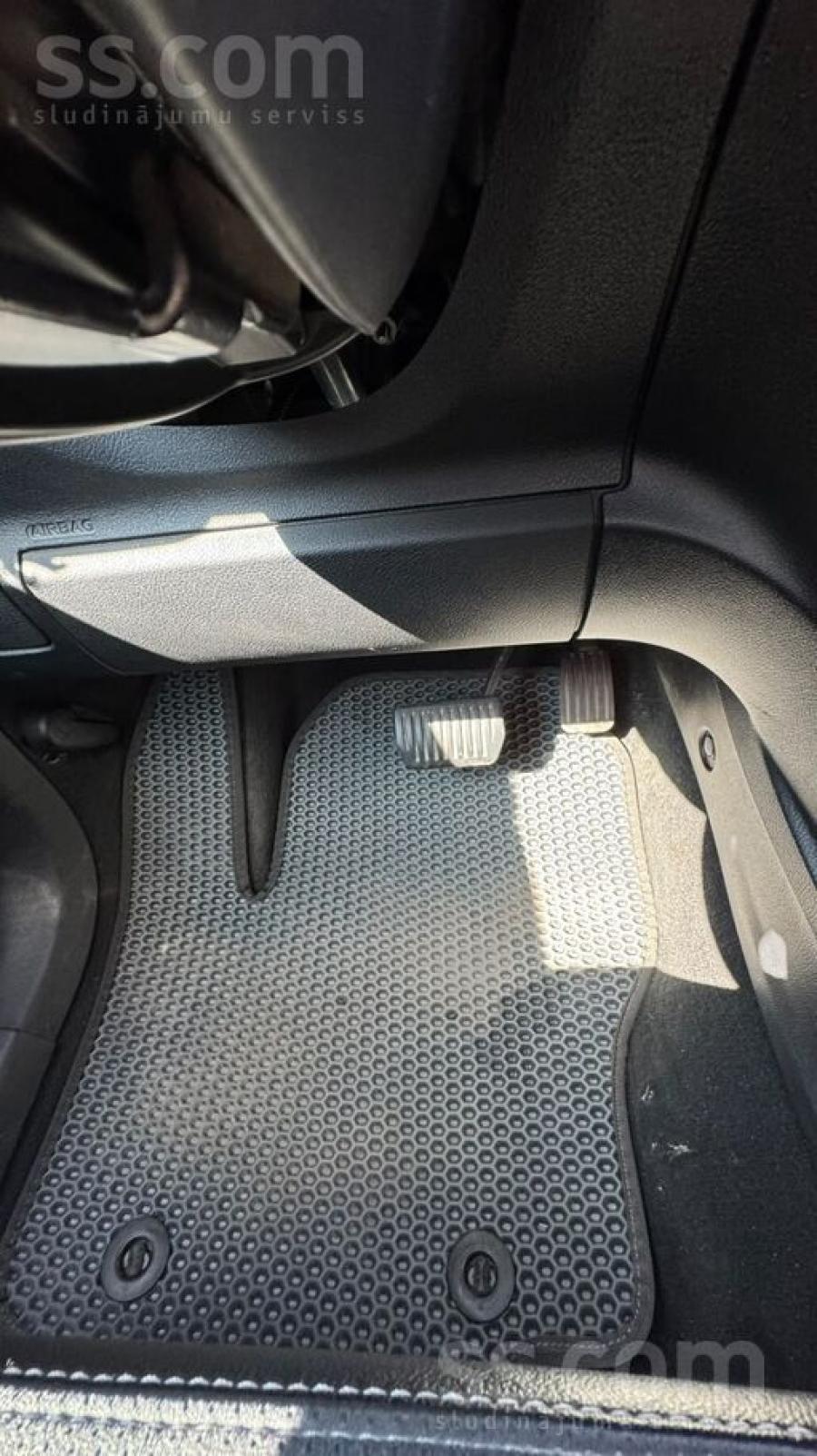 Balts Ford S-Max 2010 Liepāja, ar dzinēja tilpumu 2.00 L un nobraukumu 243 tūkst. km par 3000 €, foto 26 vietnē AUTOMOTO.COM.LV