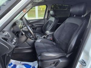 White Ford S-Max 2012 in Jonava, with an engine capacity of 2.20 L and mileage of 285 thousand km for 5999 €, photo 4 on AUTOMOTO.COM.LV