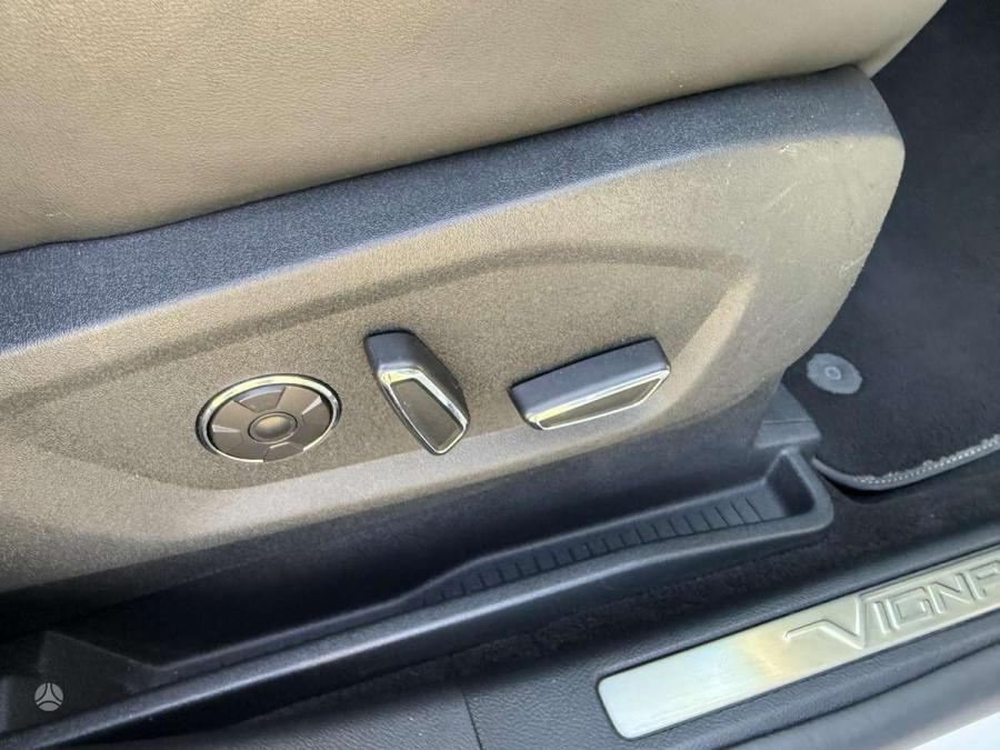 White Ford S-Max 2019 in Taurage, with an engine capacity of 2.00 L and mileage of 200 thousand km for 10500 €, photo 19 on AUTOMOTO.COM.LV