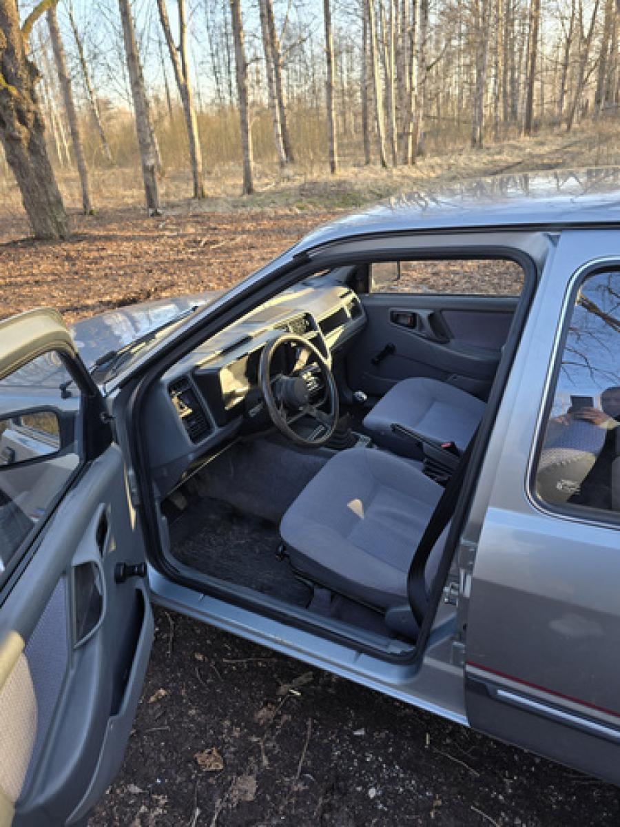 Grey Ford Sierra 1986 in Parnu, with an engine capacity of 2.00 L and mileage of 73 thousand km for 3000 €, photo 10 on AUTOMOTO.COM.LV