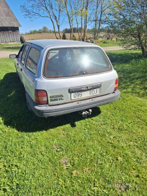 Pelēks Ford Sierra 1987 Pērnava, ar dzinēja tilpumu 2.00 L un nobraukumu 22 tūkst. km par 800 €, foto 4 vietnē AUTOMOTO.COM.LV
