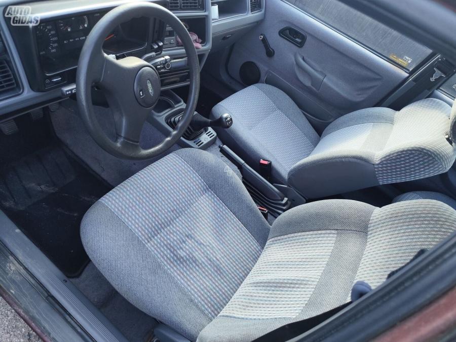Ford Sierra 1989 Viļņa, ar dzinēja tilpumu 1.60 L un nobraukumu 43 tūkst. km par 1250 €, foto 5 vietnē AUTOMOTO.COM.LV