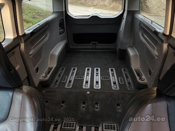 Melns Ford Tourneo 2019 Tallina, ar dzinēja tilpumu 2.00 L un nobraukumu 144 tūkst. km par 26600 €, foto 11 vietnē AUTOMOTO.COM.LV