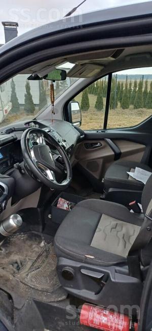 Zils Ford Tourneo 2013 Rīga, ar dzinēja tilpumu 2.20 L un nobraukumu 359 tūkst. km par 9400 €, foto 7 vietnē AUTOMOTO.COM.LV