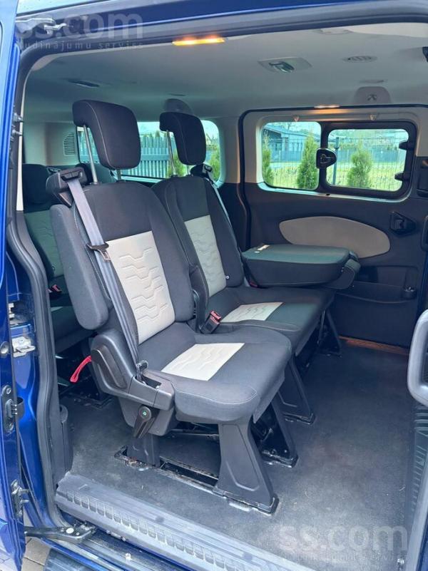 Zils Ford Tourneo 2014 Rīga, ar dzinēja tilpumu 2.00 L un nobraukumu 264 tūkst. km par 9800 €, foto 10 vietnē AUTOMOTO.COM.LV