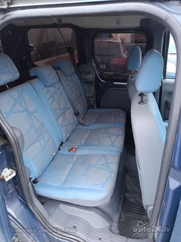 Blue Ford Tourneo 2012 in Tallinn, with an engine capacity of 1.80 L and mileage of 188 thousand km for 2999 €, photo 7 on AUTOMOTO.COM.LV