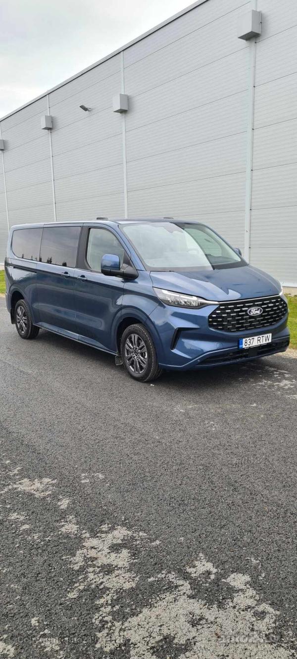 Zils Ford Tourneo 2026 Tallina, ar dzinēja tilpumu 2.00 L un nobraukumu 35 tūkst. km par 66000 €, foto  vietnē AUTOMOTO.COM.LV