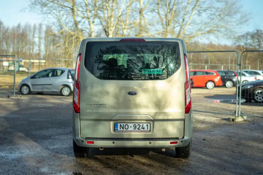 Brown Ford Tourneo 2014 in Liepaja, with an engine capacity of 2.20 L and mileage of 194 thousand km for 14350 €, photo 4 on AUTOMOTO.COM.LV