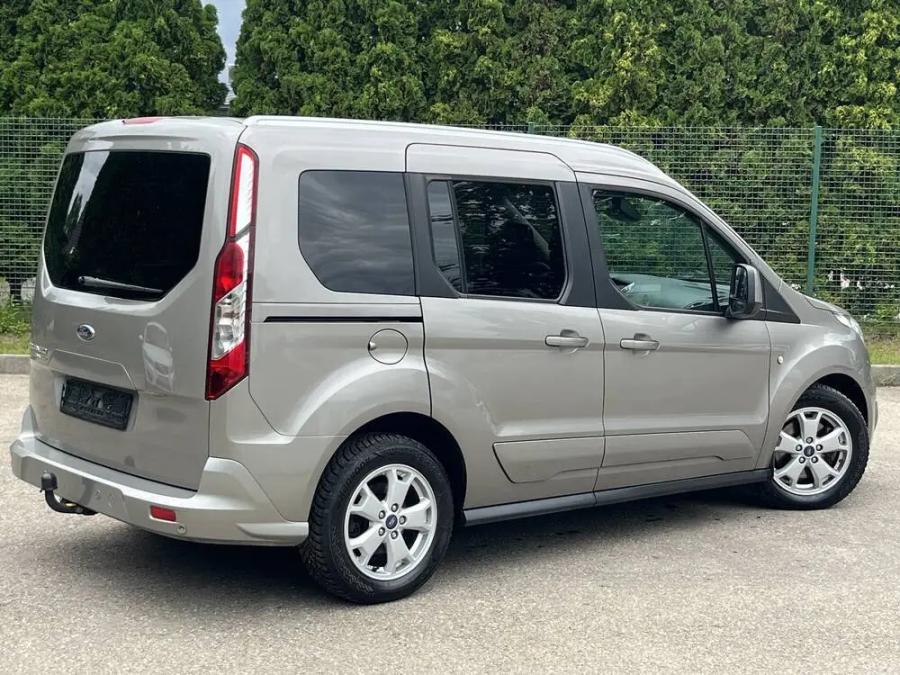 Brown Ford Tourneo 2018 in Jelgava, with an engine capacity of 1.50 L and mileage of 191 thousand km for 9590 €, photo 5 on AUTOMOTO.COM.LV