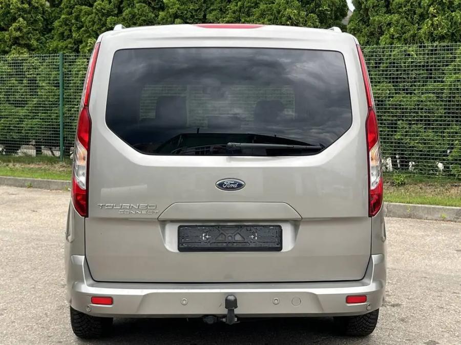 Brown Ford Tourneo 2018 in Jelgava, with an engine capacity of 1.50 L and mileage of 191 thousand km for 9590 €, photo 6 on AUTOMOTO.COM.LV