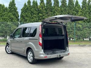 Brown Ford Tourneo 2018 in Jelgava, with an engine capacity of 1.50 L and mileage of 191 thousand km for 9590 €, photo 8 on AUTOMOTO.COM.LV