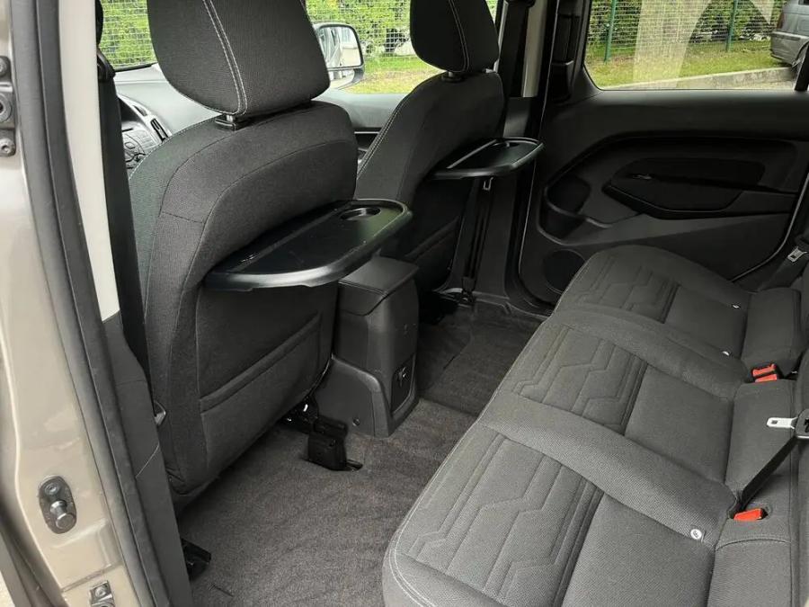 Brown Ford Tourneo 2018 in Jelgava, with an engine capacity of 1.50 L and mileage of 191 thousand km for 9590 €, photo 13 on AUTOMOTO.COM.LV