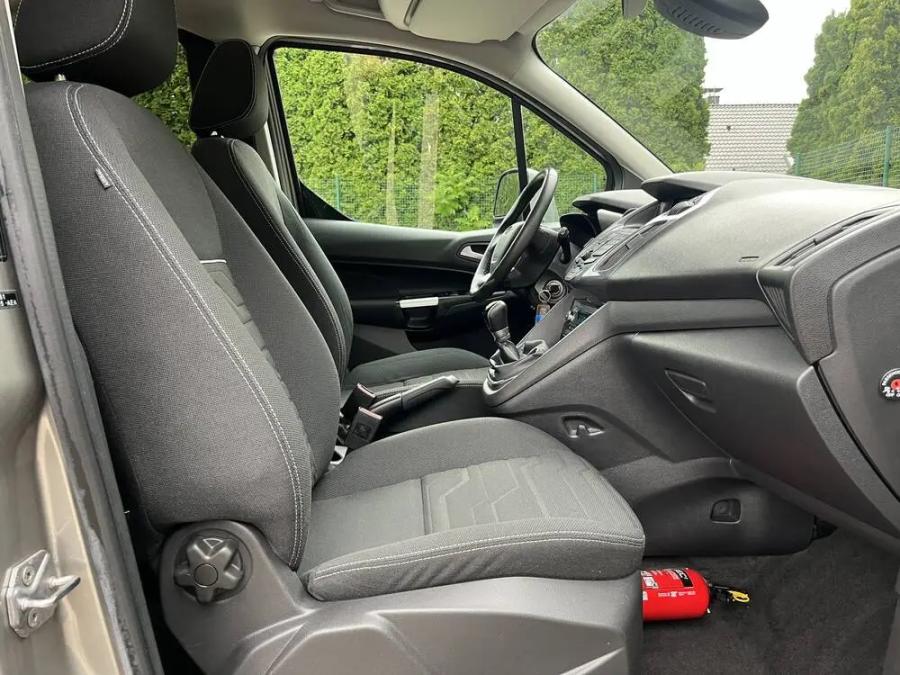 Brown Ford Tourneo 2018 in Jelgava, with an engine capacity of 1.50 L and mileage of 191 thousand km for 9590 €, photo 17 on AUTOMOTO.COM.LV