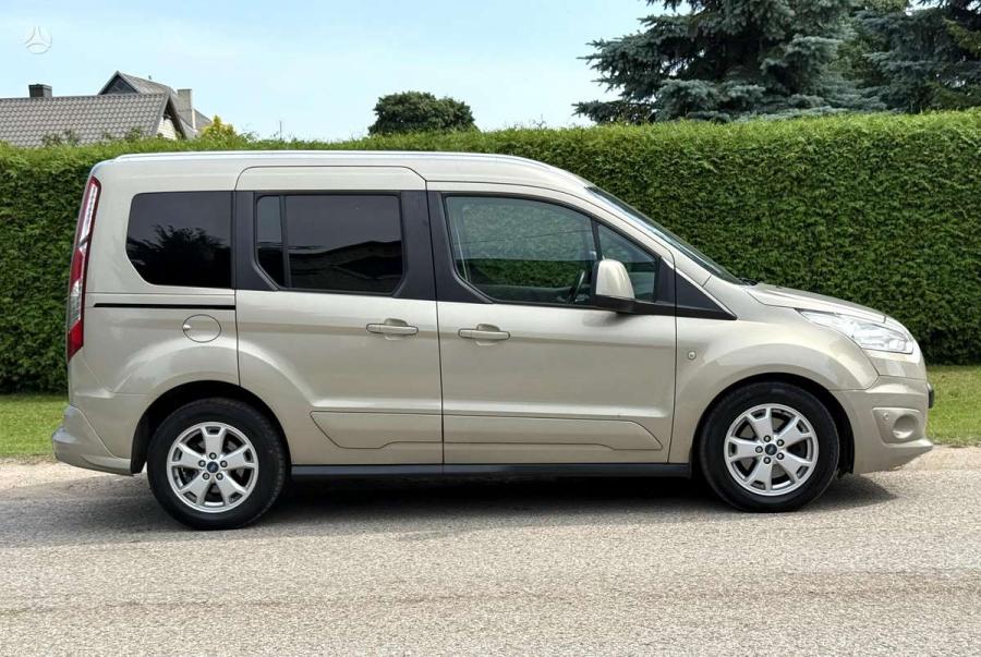 Brown Ford tourneo-connect 2016 in Ukmerge, with an engine capacity of 1.50 L and mileage of 285 thousand km for 6500 €, photo 6 on AUTOMOTO.COM.LV