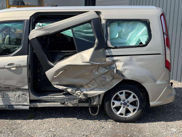 Pelēks Ford tourneo-connect 2016 Kauņa, ar dzinēja tilpumu 1.50 L un nobraukumu 369 tūkst. km par 3200 €, foto 5 vietnē AUTOMOTO.COM.LV