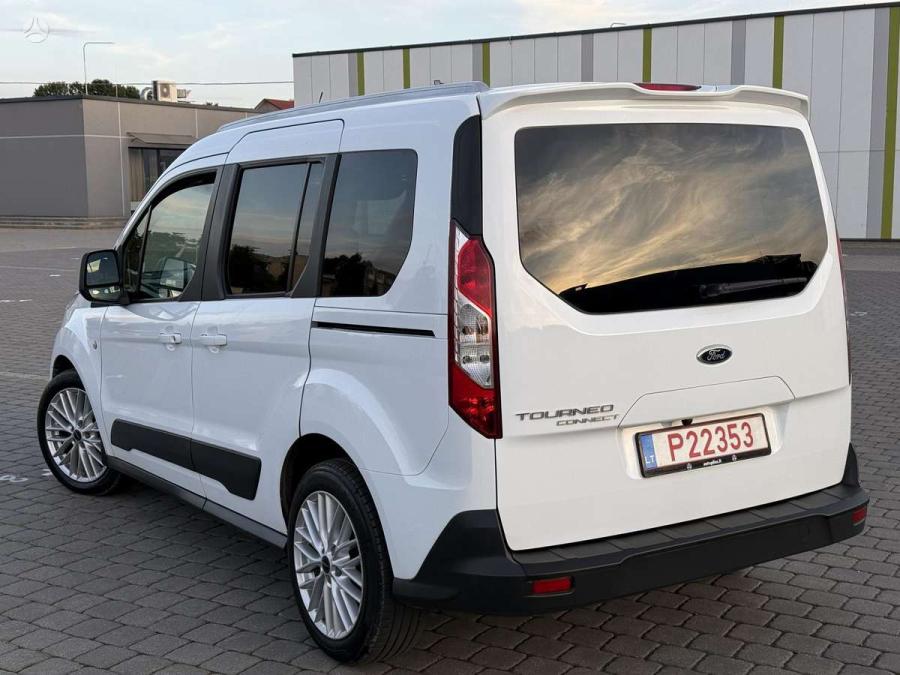 White Ford tourneo-connect 2014 in Raseiniai, with an engine capacity of 1.56 L and mileage of 211 thousand km for 6999 €, photo 4 on AUTOMOTO.COM.LV