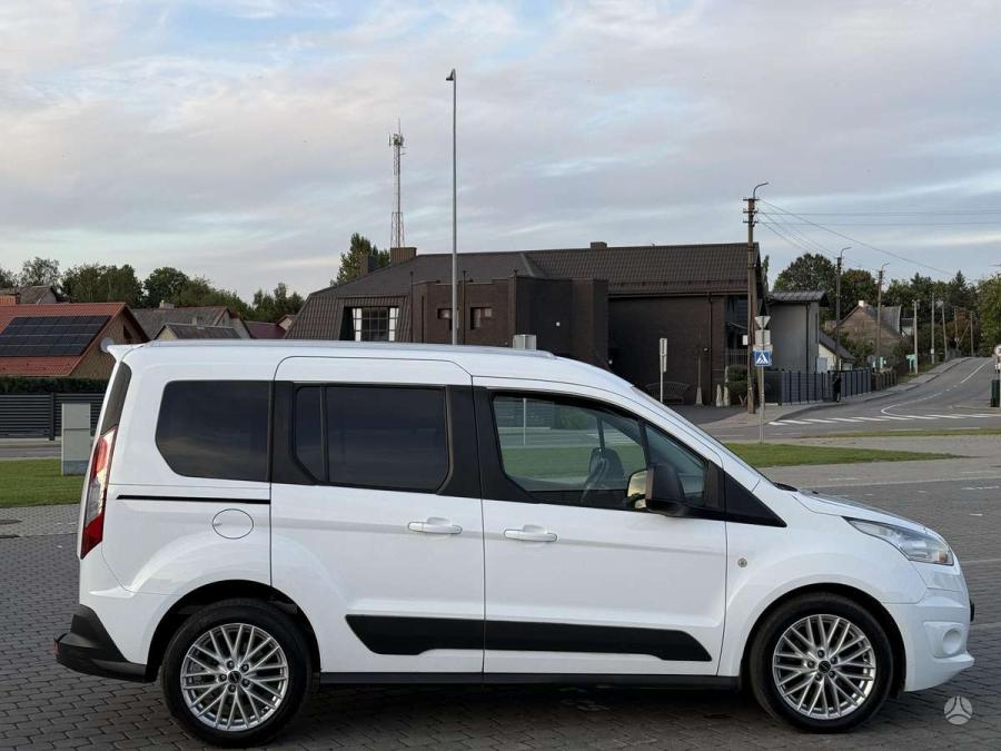 White Ford tourneo-connect 2014 in Raseiniai, with an engine capacity of 1.56 L and mileage of 211 thousand km for 6999 €, photo 10 on AUTOMOTO.COM.LV