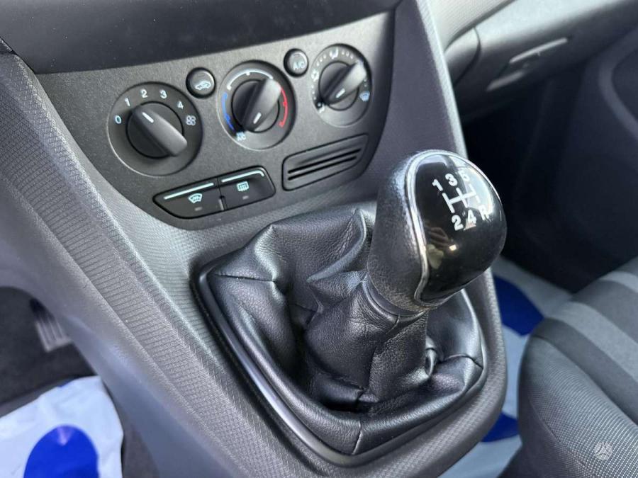 White Ford tourneo-connect 2014 in Raseiniai, with an engine capacity of 1.56 L and mileage of 211 thousand km for 6999 €, photo 22 on AUTOMOTO.COM.LV