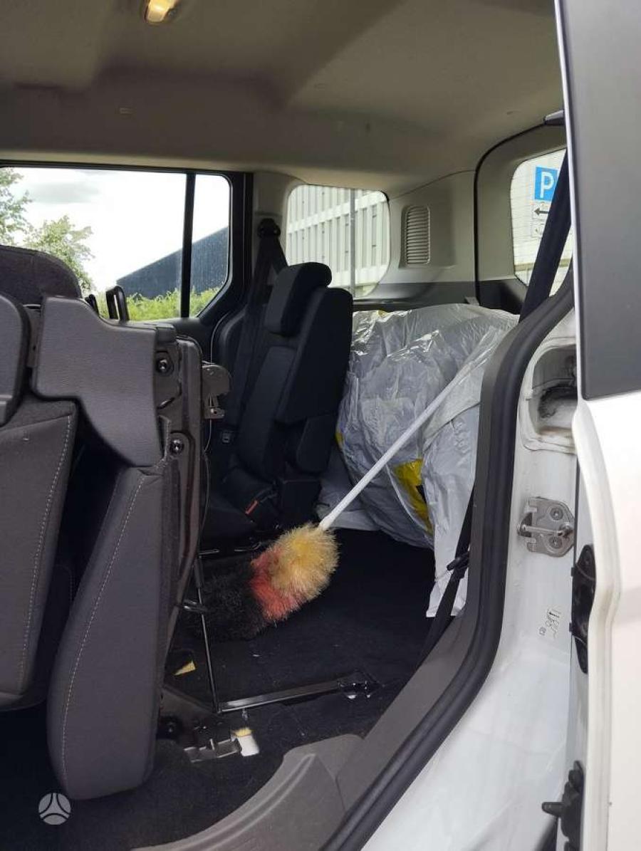 White Ford tourneo-connect 2022 in Vilnius, with an engine capacity of 1.50 L and mileage of 168 thousand km for 11990 €, photo 32 on AUTOMOTO.COM.LV