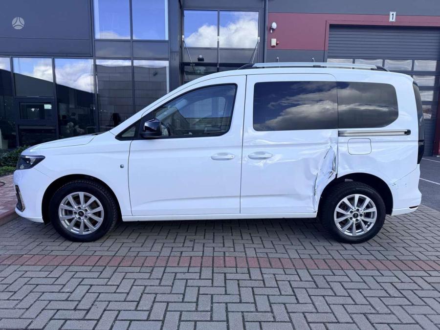 White Ford tourneo-connect 2023 in Kaunas, with an engine capacity of 1.97 L and mileage of 86 thousand km for 16500 €, photo 7 on AUTOMOTO.COM.LV