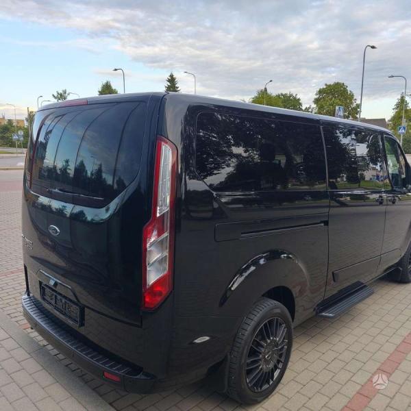 Black Ford Tourneo Custom 2018 in Utena, with an engine capacity of 2.00 L and mileage of 200 thousand km for 18200 €, photo 4 on AUTOMOTO.COM.LV