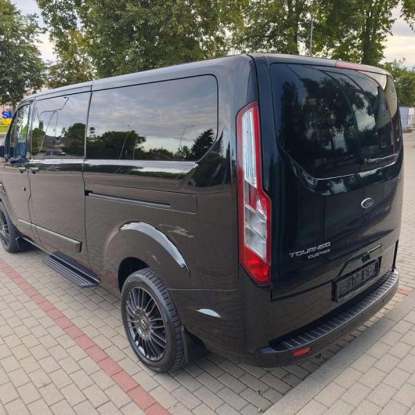Black Ford Tourneo Custom 2018 in Utena, with an engine capacity of 2.00 L and mileage of 200 thousand km for 18200 €, photo 5 on AUTOMOTO.COM.LV