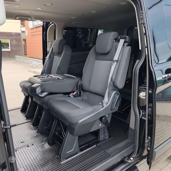 Black Ford Tourneo Custom 2018 in Utena, with an engine capacity of 2.00 L and mileage of 200 thousand km for 18200 €, photo 8 on AUTOMOTO.COM.LV