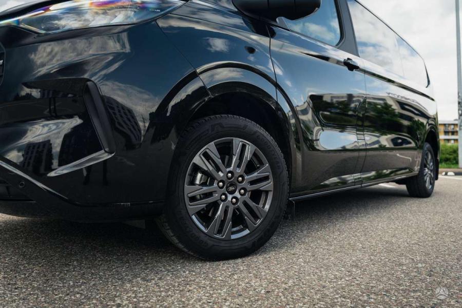 Melns Ford Tourneo Custom 2025 Viļņa, ar dzinēja tilpumu 2.00 L un nobraukumu 32 tūkst. km par 47900 €, foto 7 vietnē AUTOMOTO.COM.LV