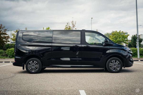 Black Ford Tourneo Custom 2025 in Vilnius, with an engine capacity of 2.00 L and mileage of 32 thousand km for 47900 €, photo 8 on AUTOMOTO.COM.LV