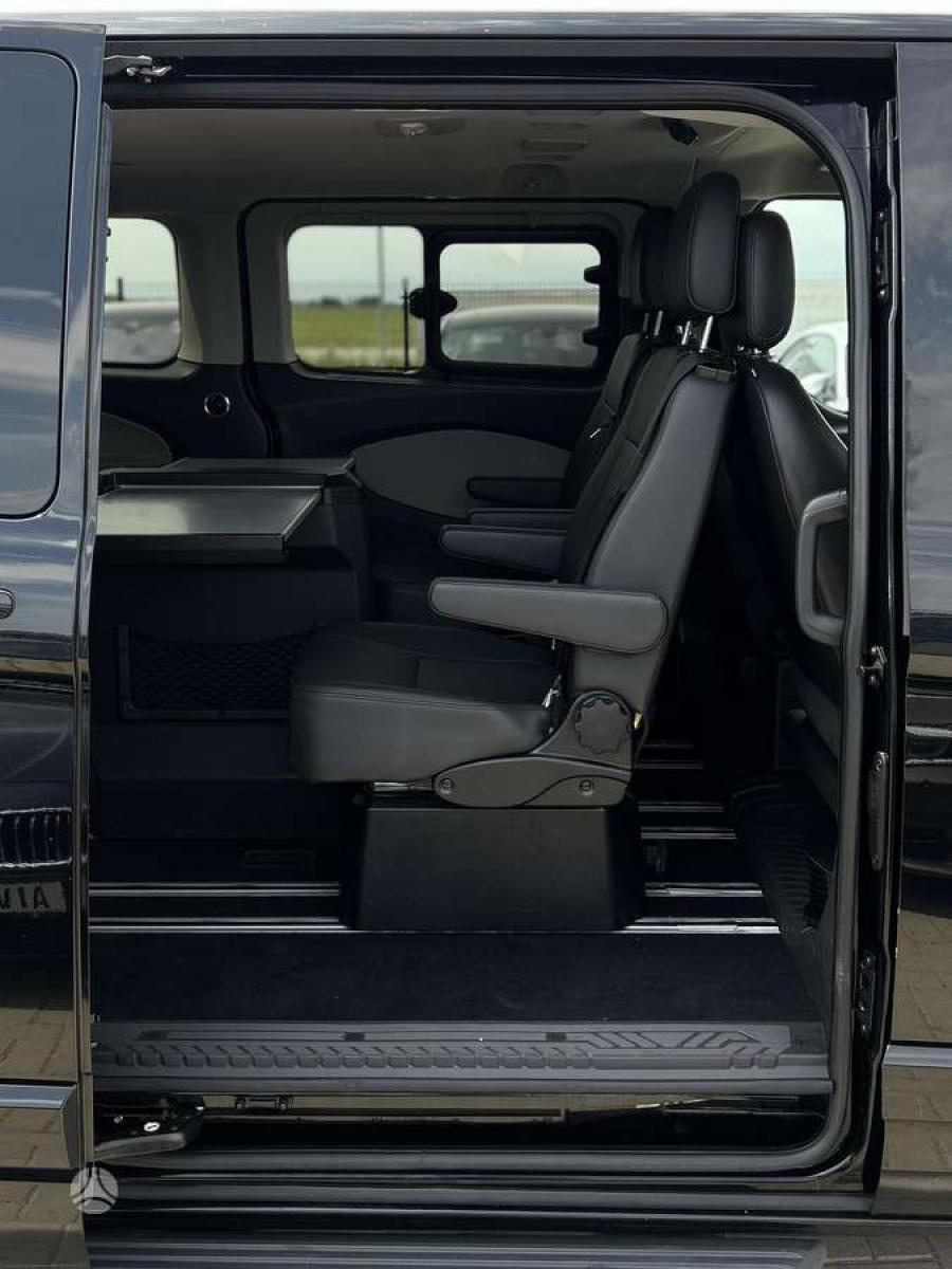 Black Ford Tourneo Custom 2018 in Kaunas, with an engine capacity of 2.00 L and mileage of 224 thousand km for 21250 €, photo 40 on AUTOMOTO.COM.LV