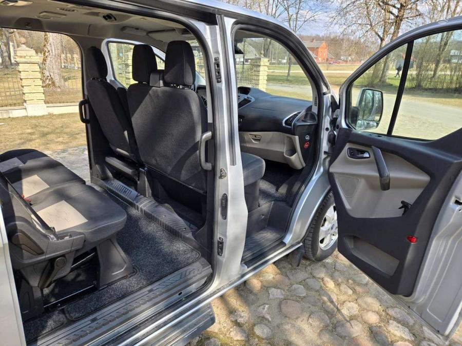 Grey Ford Tourneo Custom 2015 in Salcininkai, with an engine capacity of 2.20 L and mileage of 309 thousand km for 8500 €, photo 9 on AUTOMOTO.COM.LV