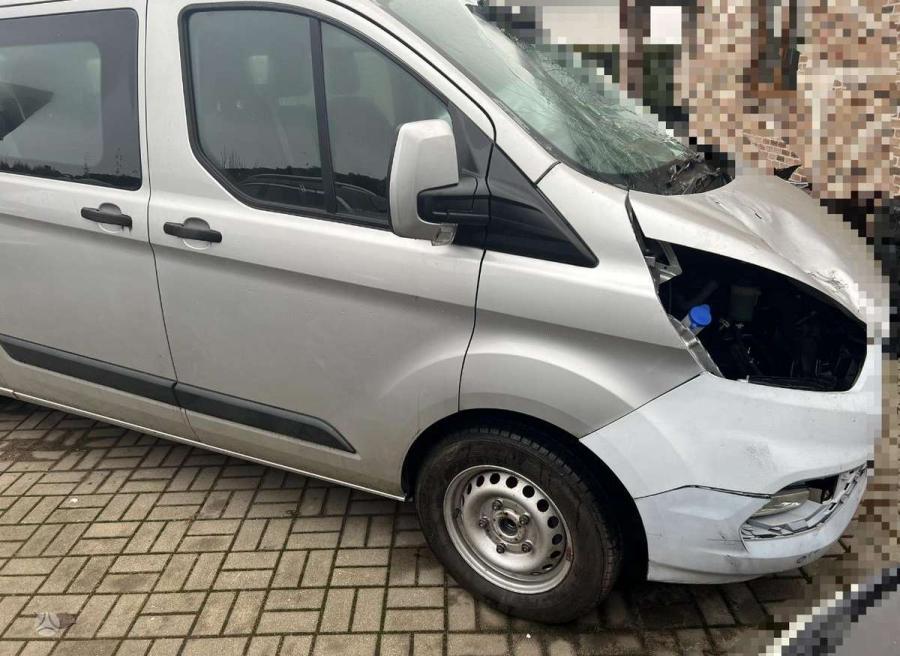 Pelēks Ford Tourneo Custom 2020 Tauragė, ar dzinēja tilpumu 1.97 L un nobraukumu 99 tūkst. km par 8900 €, foto 2 vietnē AUTOMOTO.COM.LV