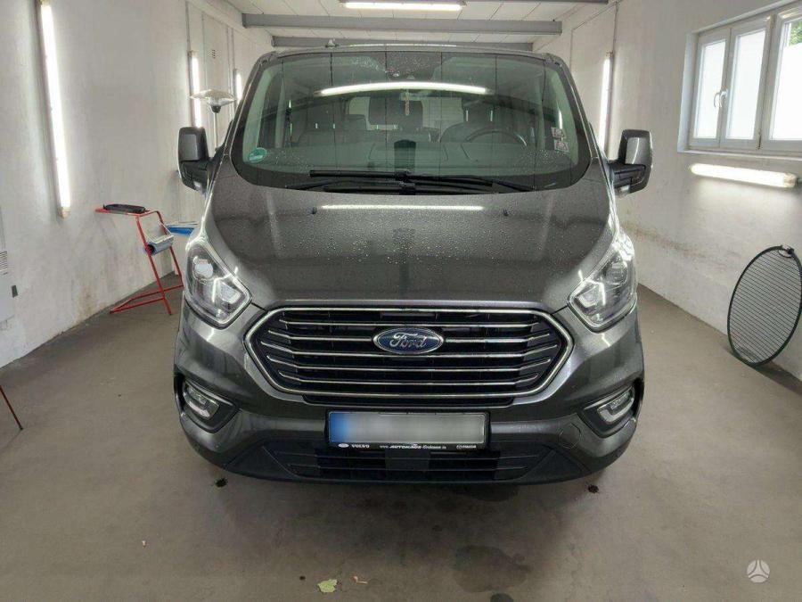 Grey Ford Tourneo Custom 2020 in Vilnius, with an engine capacity of 1.99 L and mileage of 186 thousand km for 21300 €, photo 3 on AUTOMOTO.COM.LV