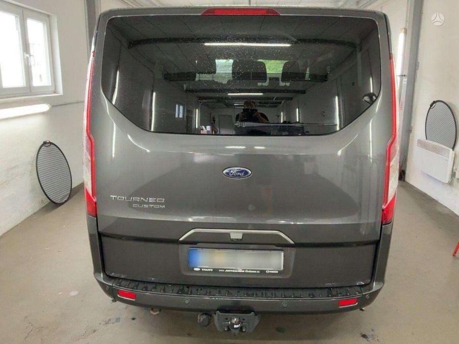 Grey Ford Tourneo Custom 2020 in Vilnius, with an engine capacity of 1.99 L and mileage of 186 thousand km for 21300 €, photo 7 on AUTOMOTO.COM.LV