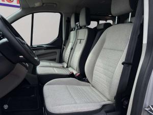 Pelēks Ford Tourneo Custom 2022 Kauņa, ar dzinēja tilpumu 2.00 L un nobraukumu 77 tūkst. km par 29999 €, foto 15 vietnē AUTOMOTO.COM.LV