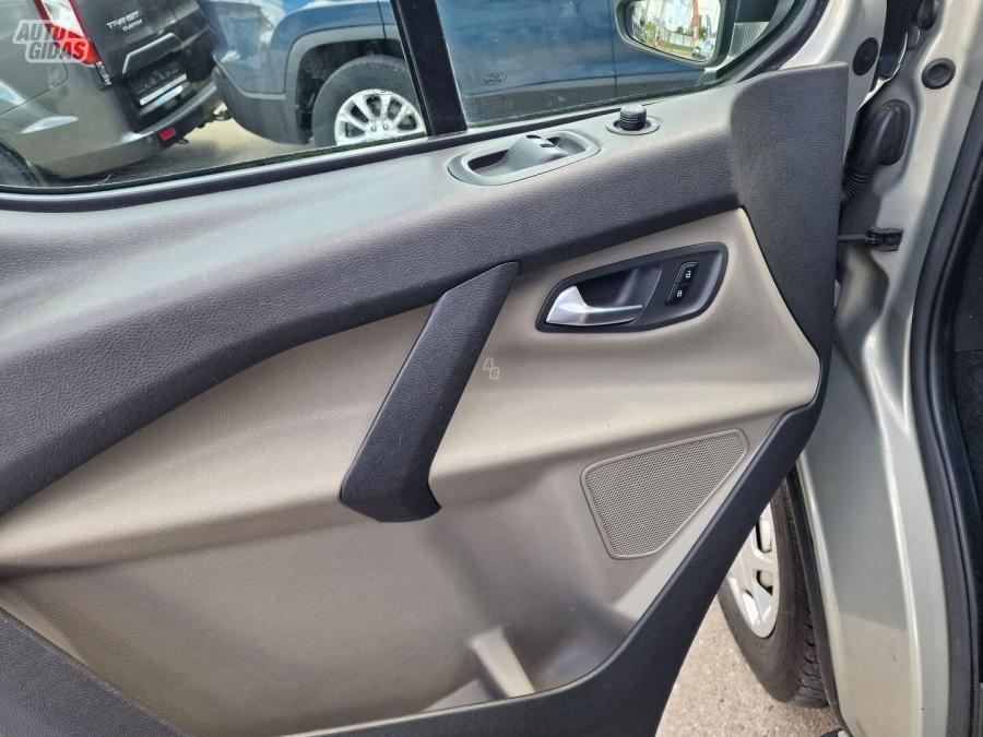 Grey Ford Tourneo Custom 2015 in Kaunas, with an engine capacity of 2.20 L and mileage of 290 thousand km for 12990 €, photo 16 on AUTOMOTO.COM.LV