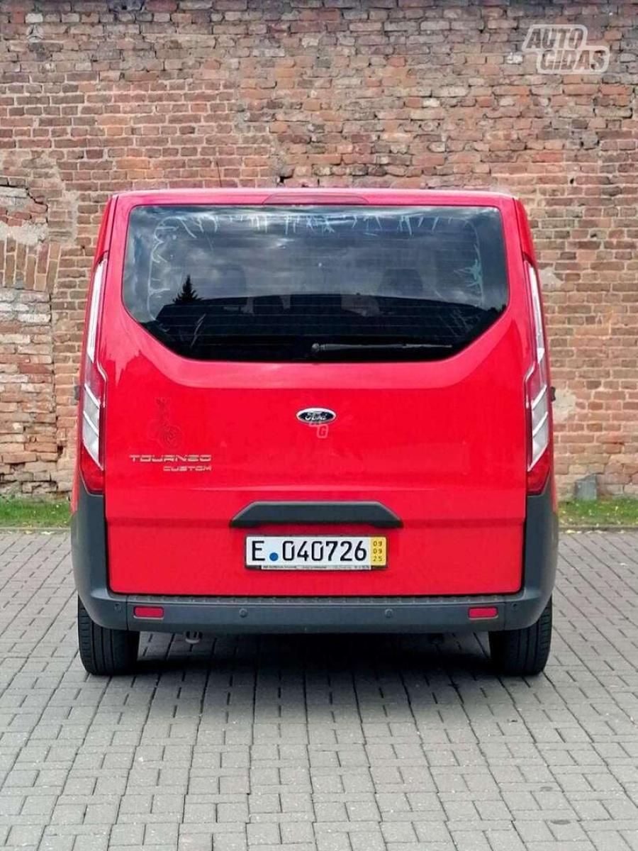 Red Ford Tourneo Custom 2015 in Vilnius, with an engine capacity of 2.20 L and mileage of 232 thousand km for 12299 €, photo 7 on AUTOMOTO.COM.LV